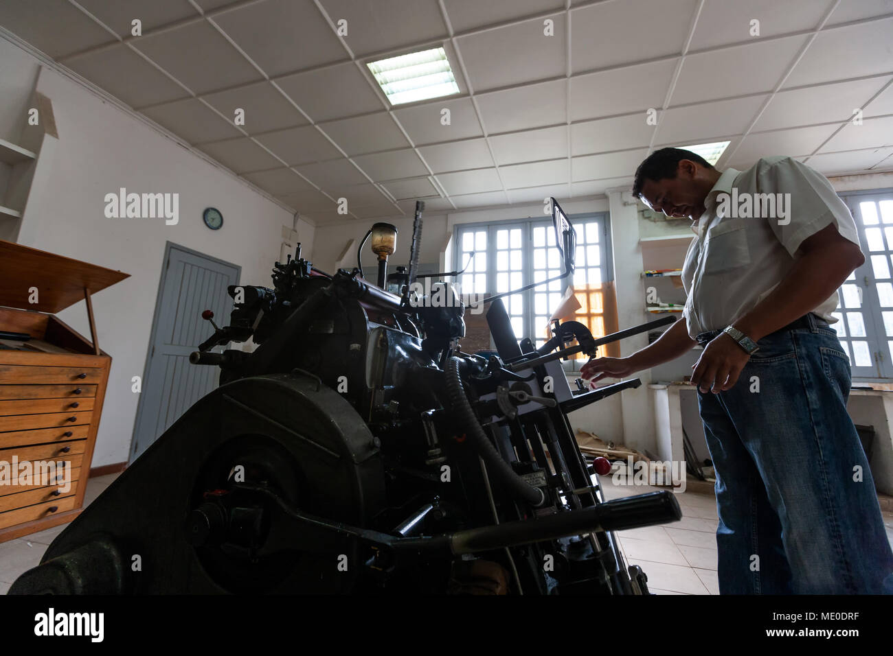 Machine operator factory historical hi-res stock photography and images ...