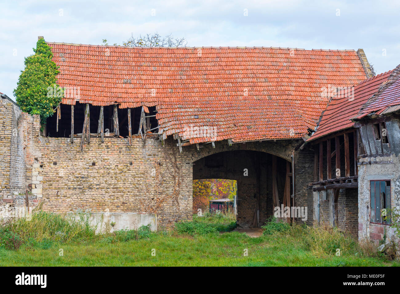 Red oxide roof tile hi-res stock photography and images - Alamy