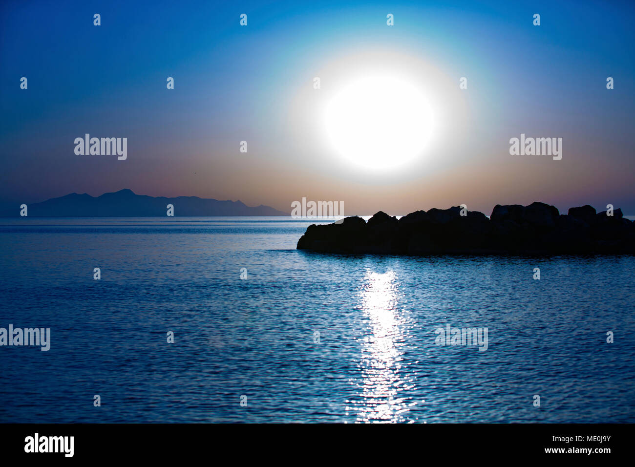 Sunset over calm sea hi-res stock photography and images - Alamy