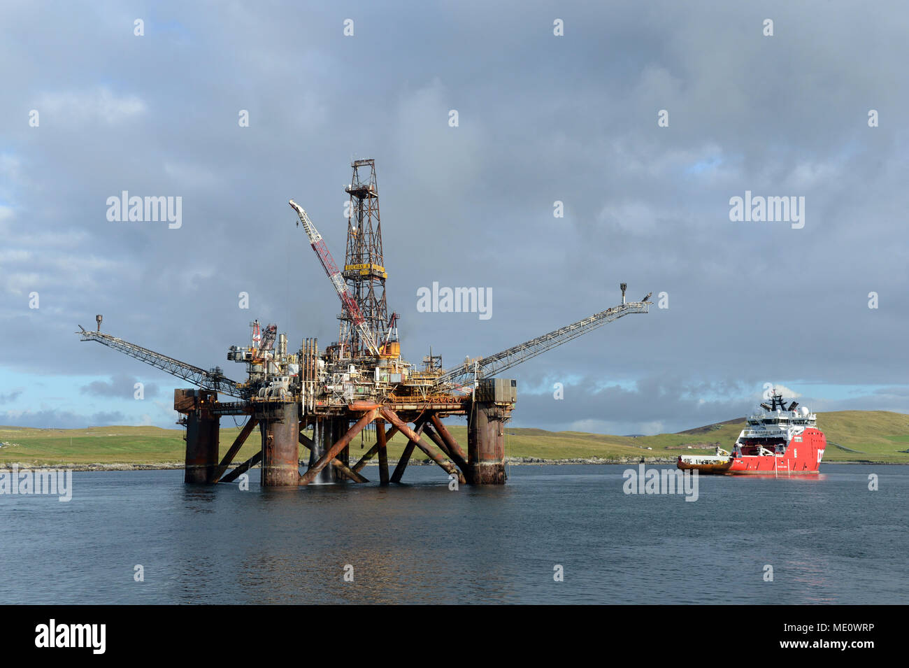 Oil rig decommissioning hi-res stock photography and images - Alamy