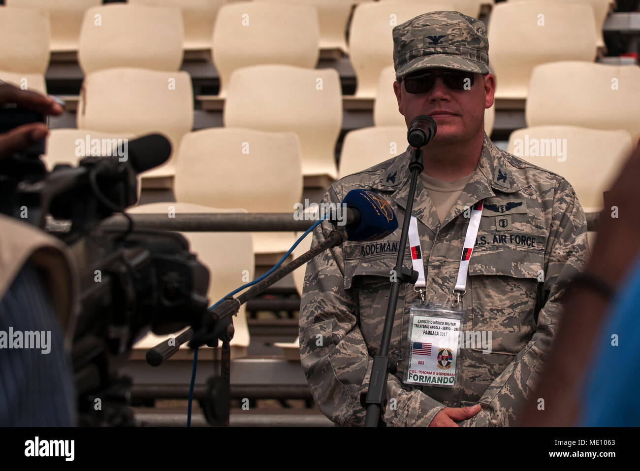 Thomas kuhn duck or rabbit hi-res stock photography and images - Alamy