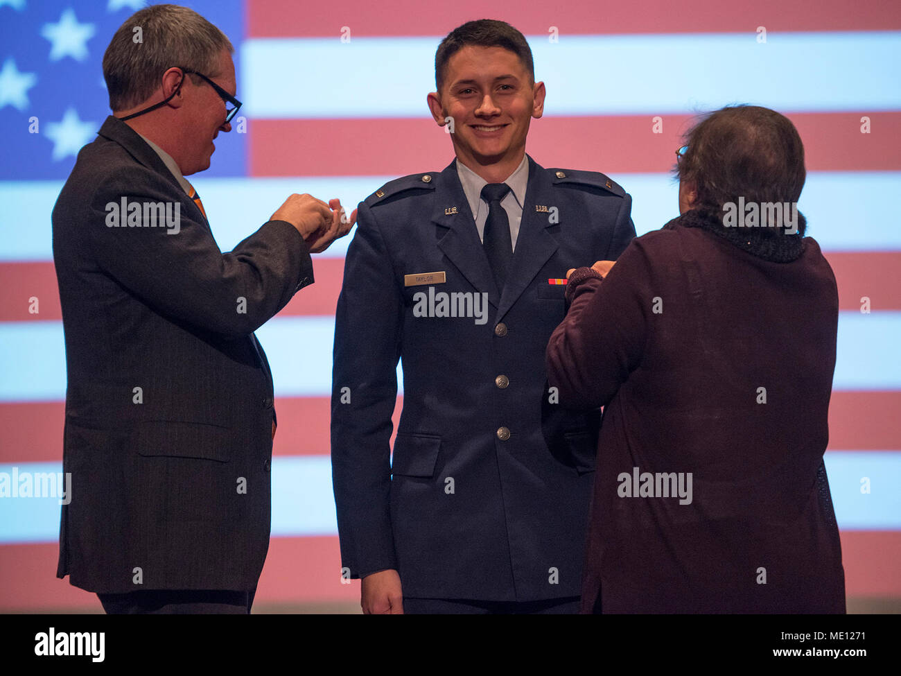 New U.S. Air Force 2nd Lt. Daniel Taylor’s mom and dad pin his rank ...