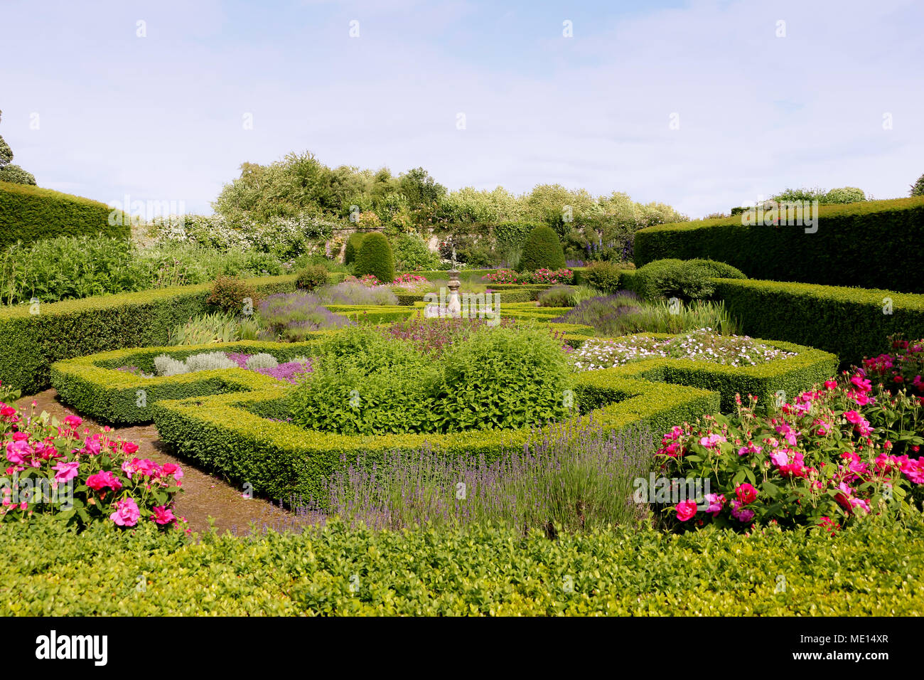 Castle grounds and flowers hi-res stock photography and images - Alamy