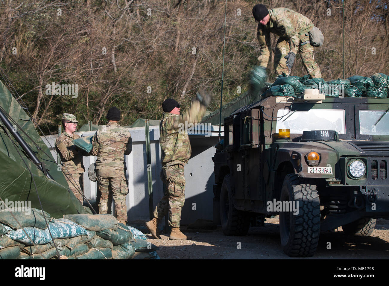 U.S. Army Soldiers with B Battery, 1st Battalion, 38th Field Artillery ...