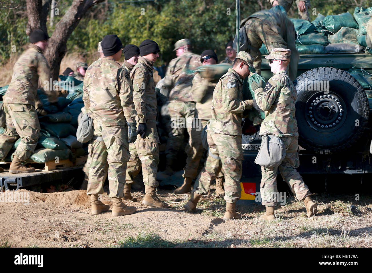 U.S. Army Soldiers with B Battery, 1st Battalion, 38th Field Artillery ...