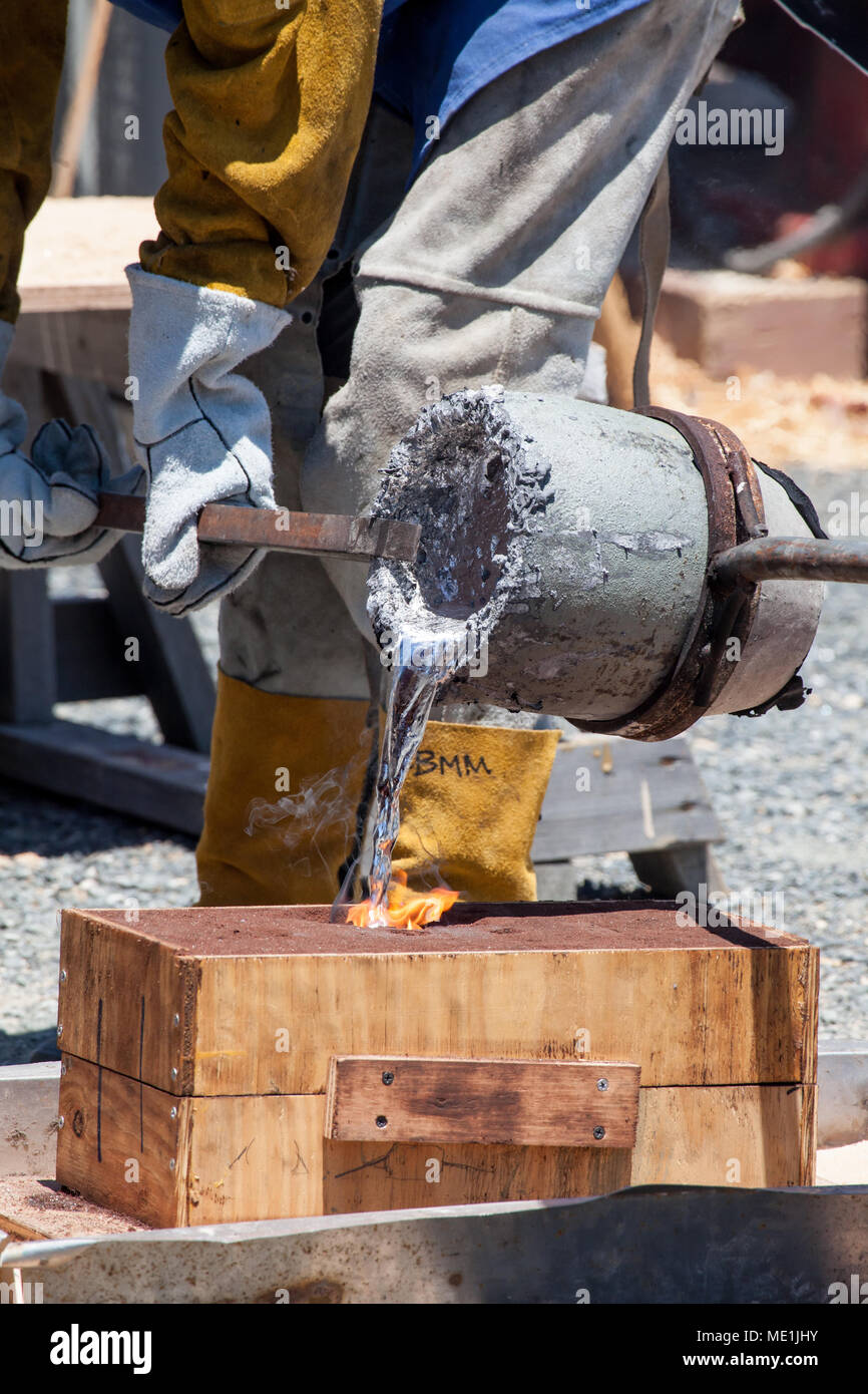 Pouring molten metal hi-res stock photography and images - Alamy
