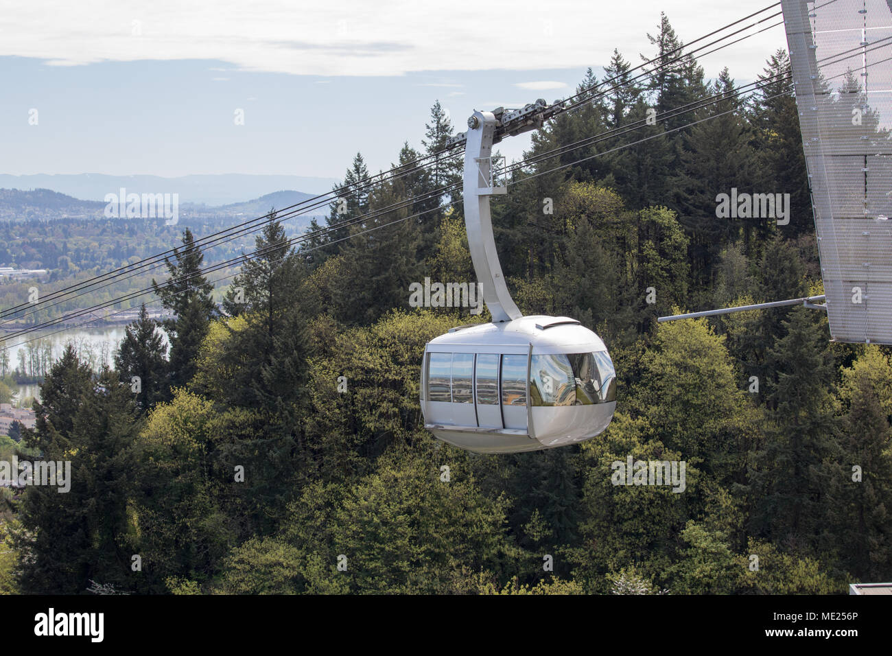 Portland Aerial Tram (OHSU Tram) between the city's South Waterfront ...