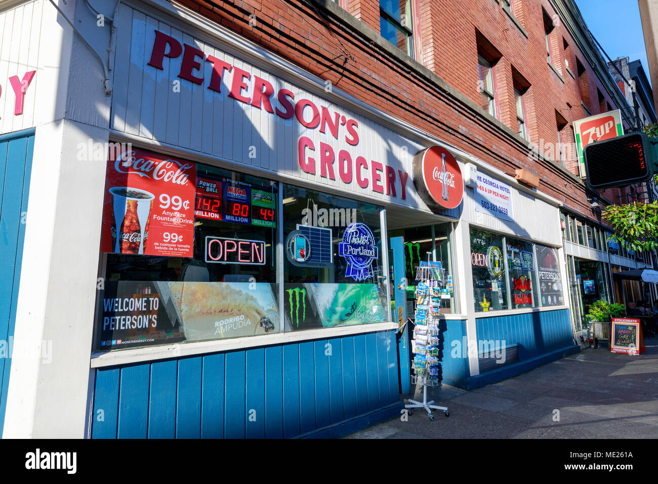 Portland oregon shops hi-res stock photography and images - Alamy