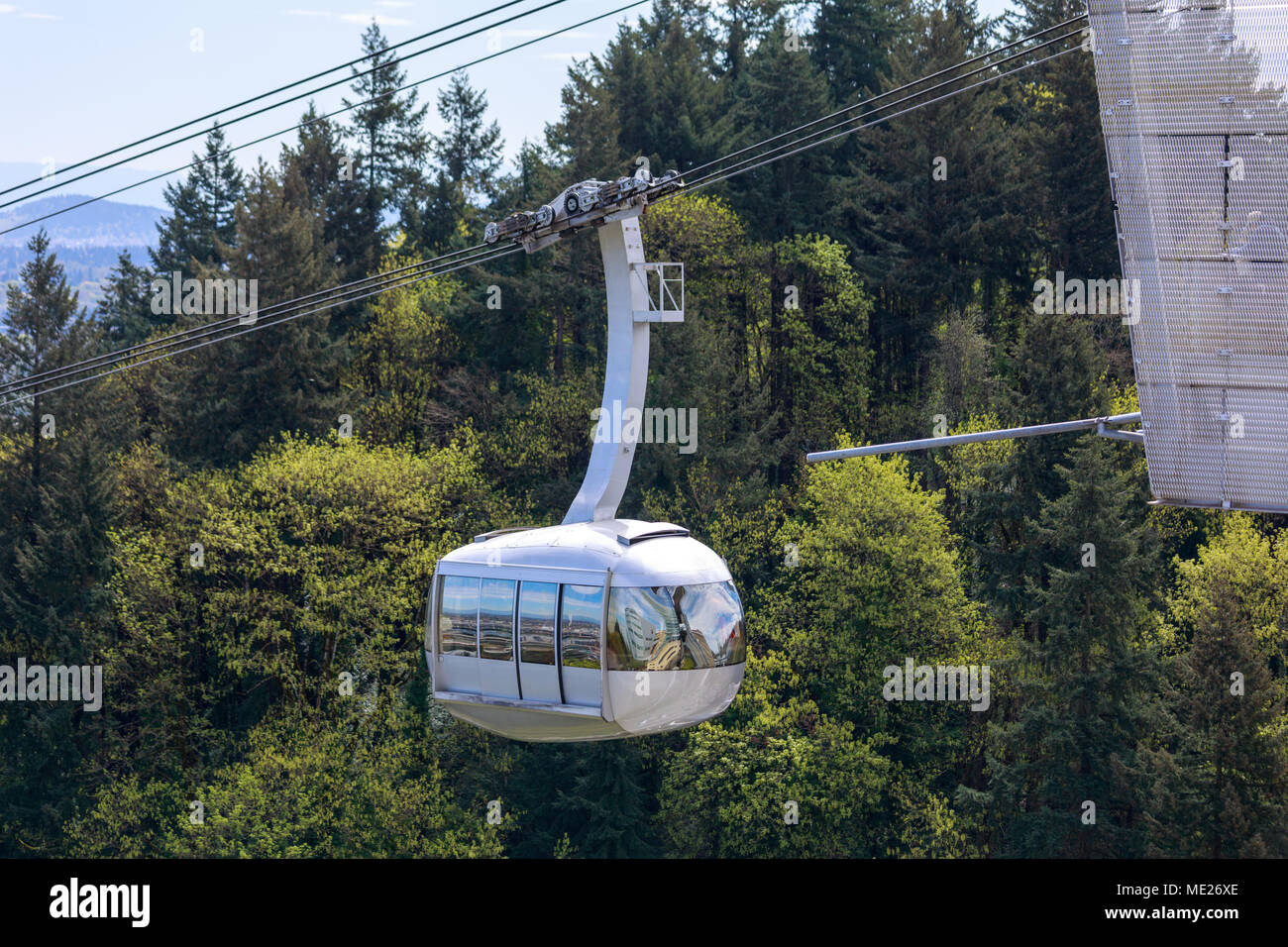 Portland Aerial Tram (OHSU Tram) between the city's South Waterfront ...