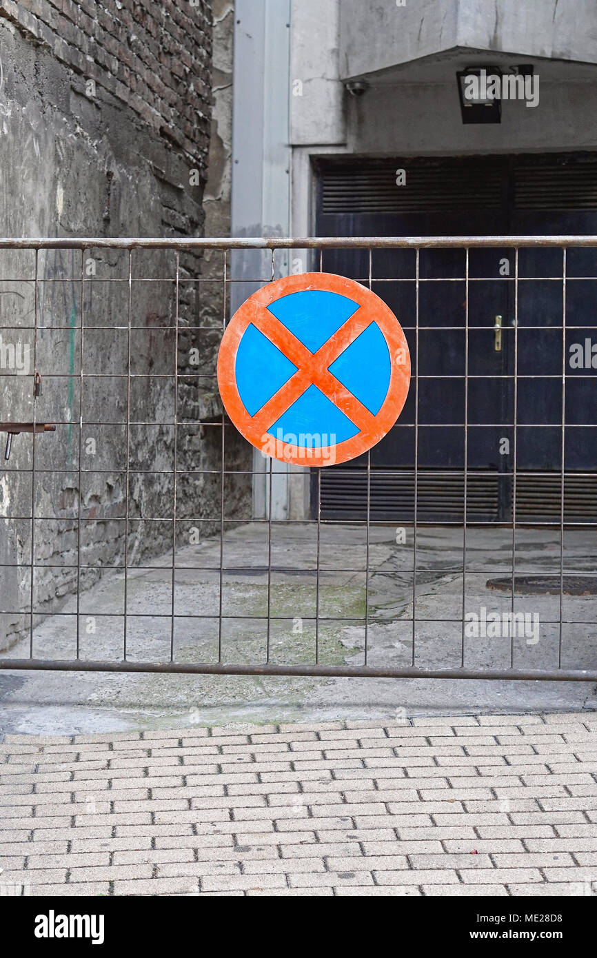 No parking warning traffic sign at fence Stock Photo - Alamy