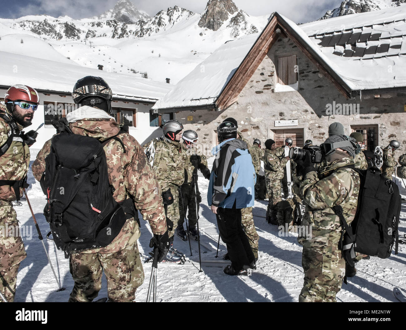 Military Journalist High Resolution Stock Photography and Images - Alamy