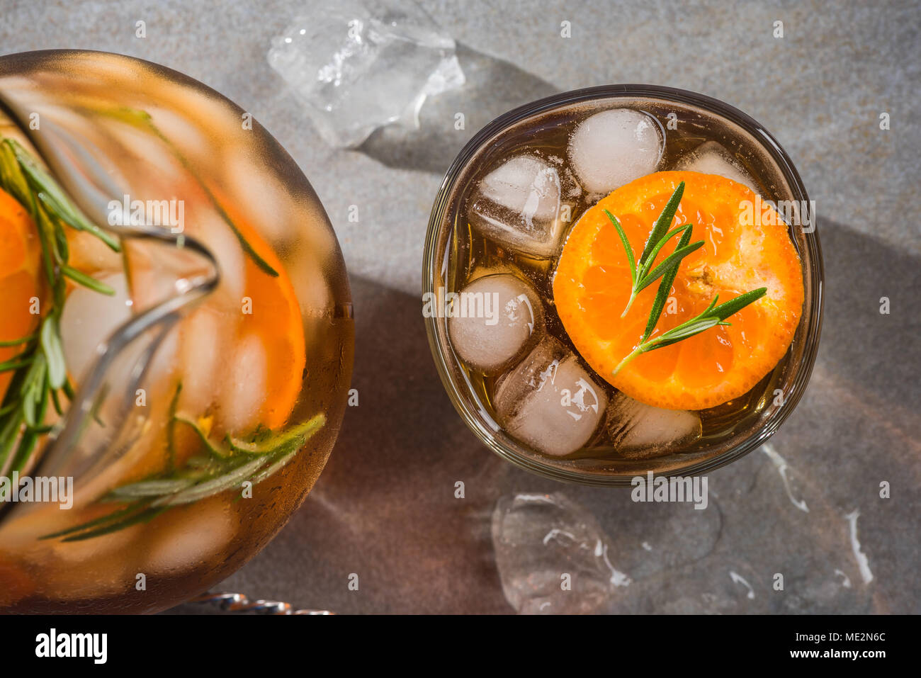 Refreshing ice cold tea, close up Stock Photo - Alamy