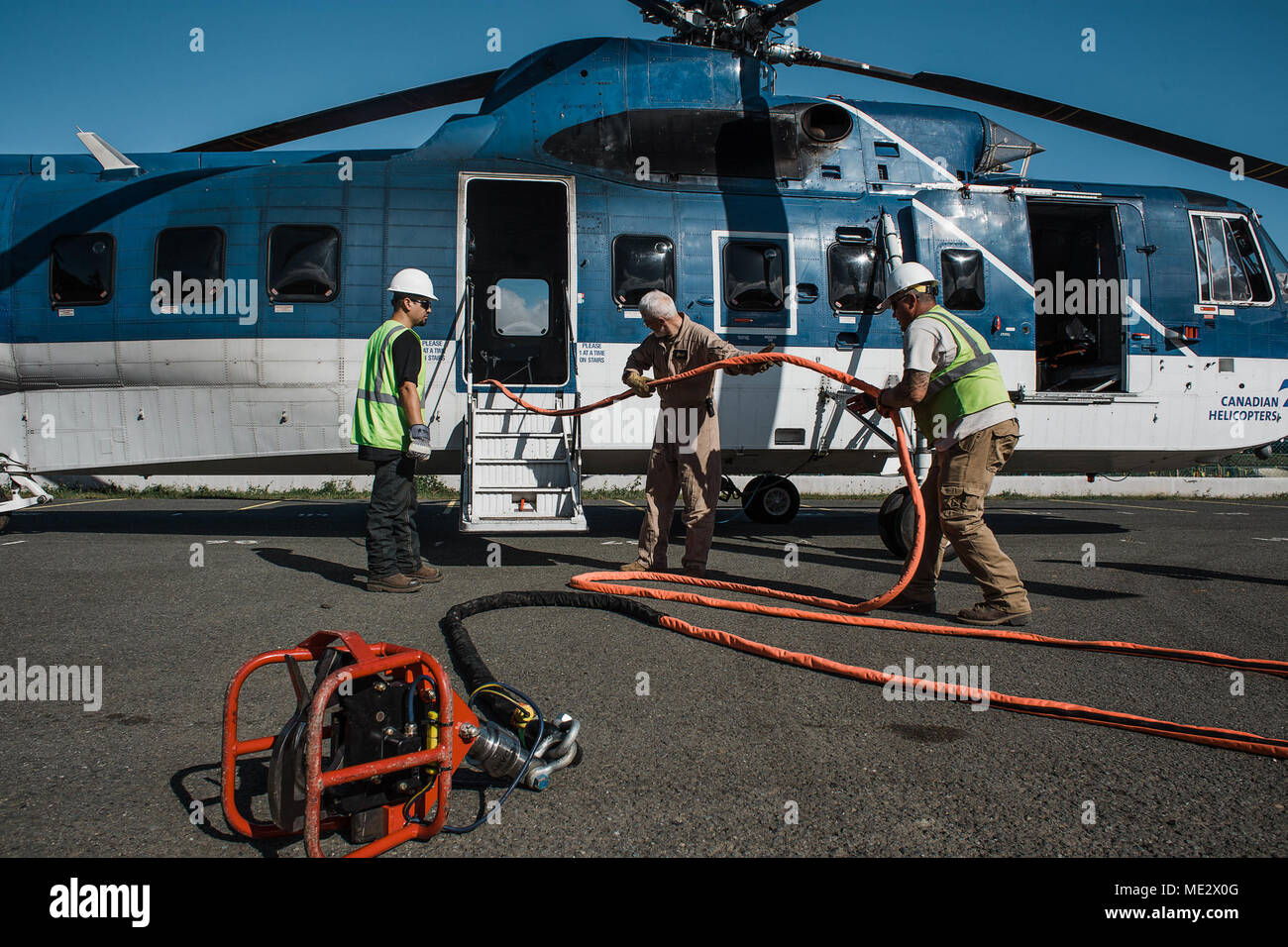 Engineers line reference hi-res stock photography and images - Alamy