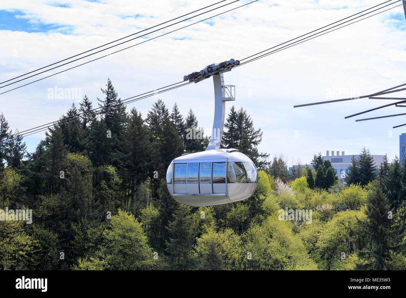 Portland Aerial Tram (OHSU Tram) between the city's South Waterfront ...