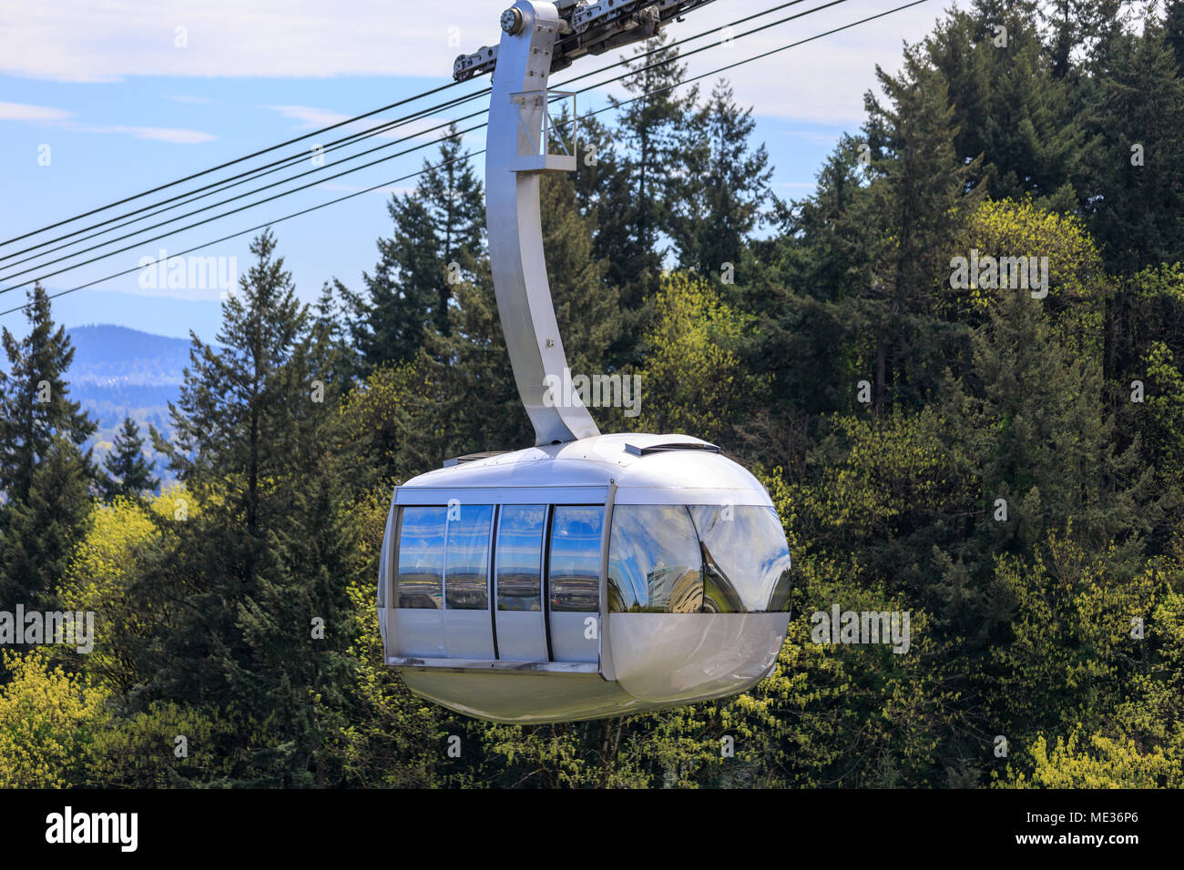 Portland Aerial Tram (OHSU Tram) between the city's South Waterfront ...
