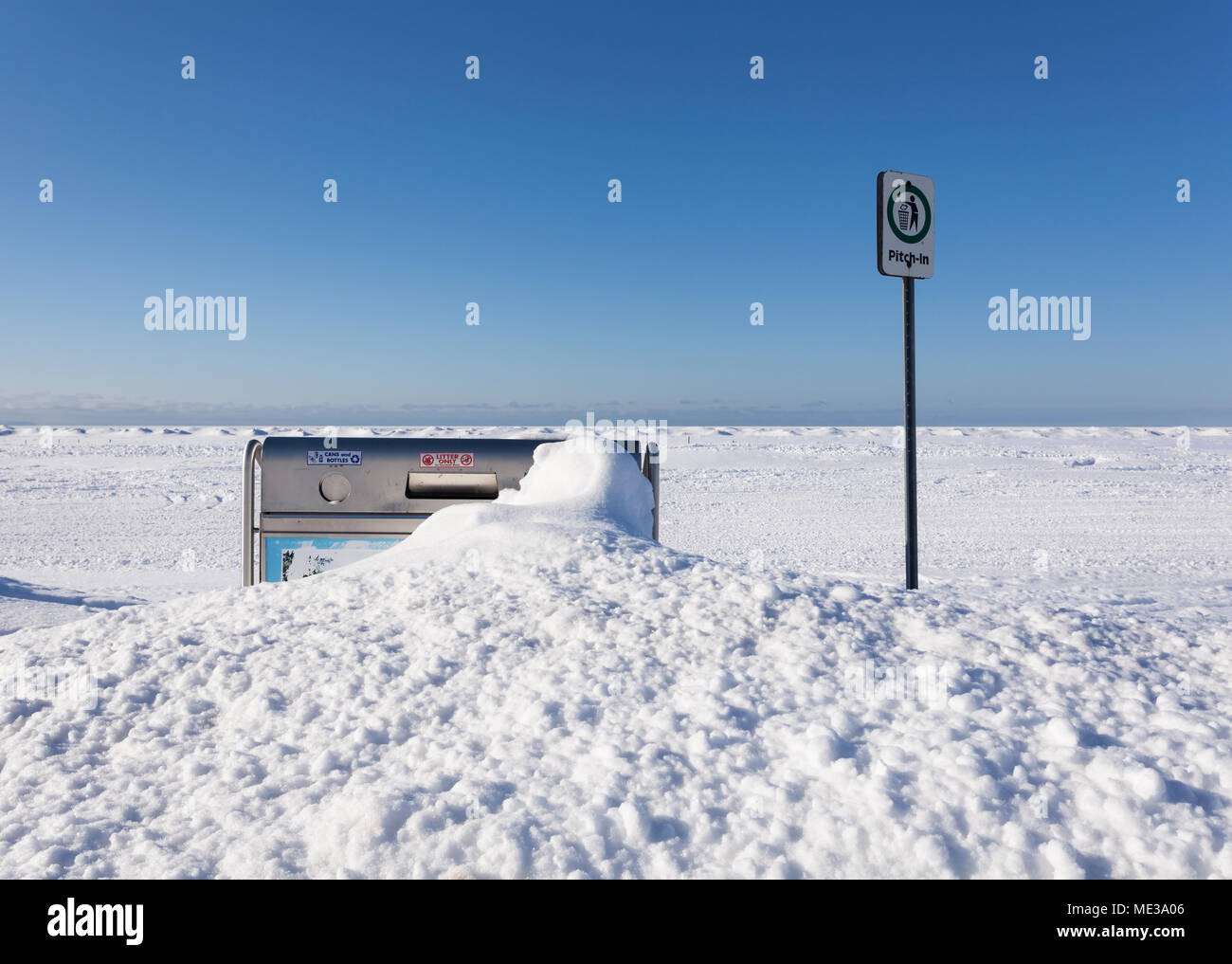 Garbage can covered in snow hi-res stock photography and images - Alamy