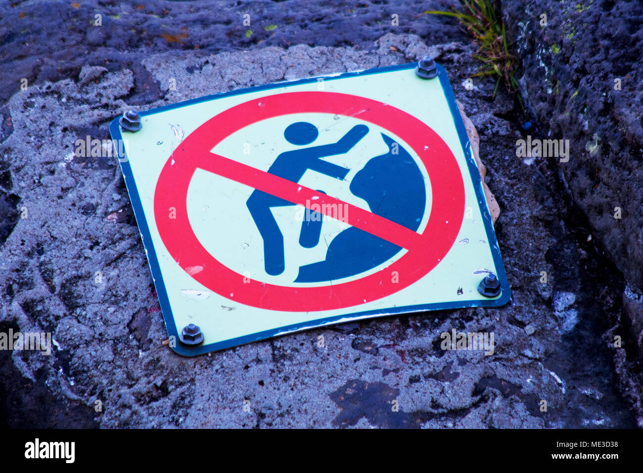 Rock fall warning sign hi-res stock photography and images - Alamy
