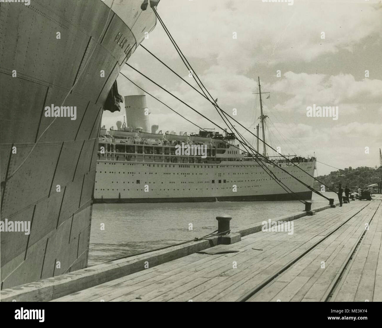 Passenger ship P&O SS Strathmore docking at Hamilton Wharf, Brisbane ...