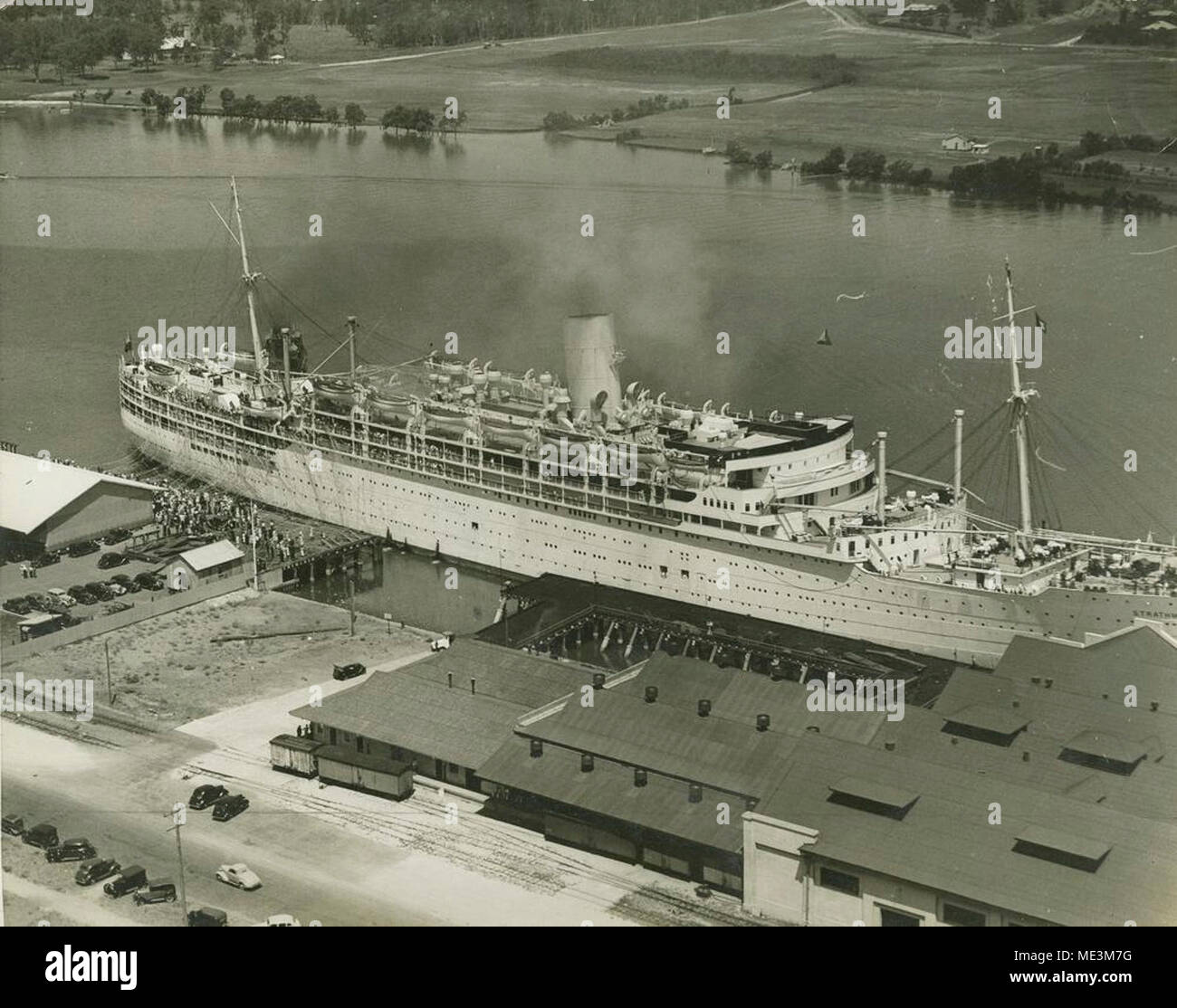 Elevated view of the Strathmore departing from Hamilton wharf in Stock ...