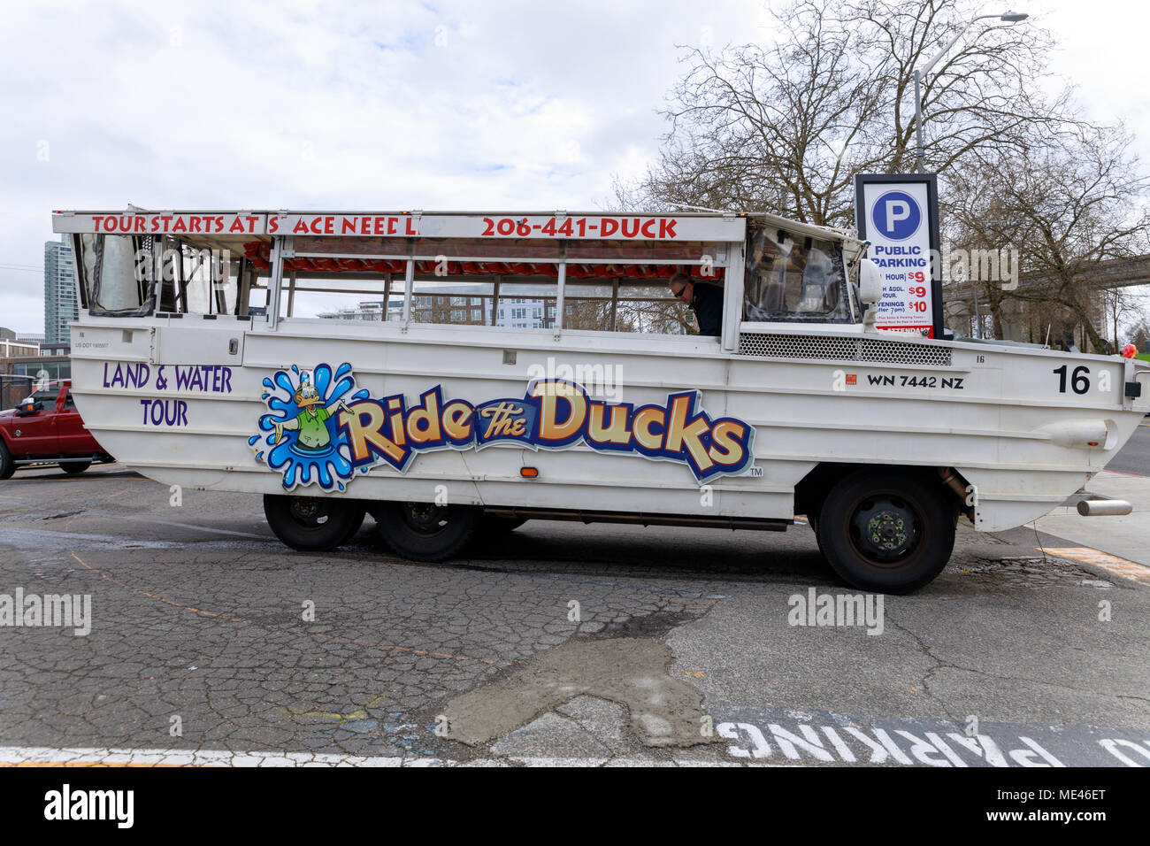 Seattle, Washington, USA - April 9, 2018 : Ride the Ducks, Sightseeing ...
