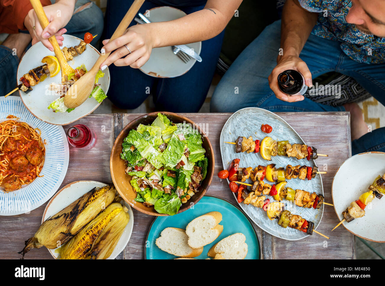 Man woman sharing spaghetti hi-res stock photography and images - Alamy