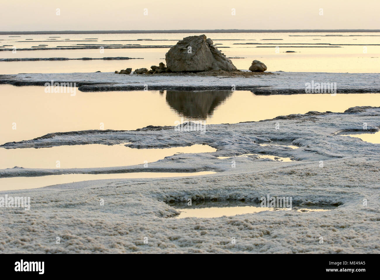Crystalline salt on beach of dead sea hi-res stock photography and ...