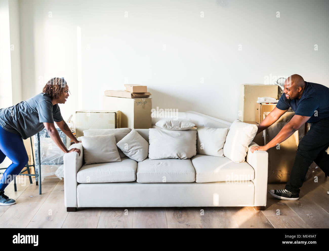 Packing moving house black hi-res stock photography and images - Alamy