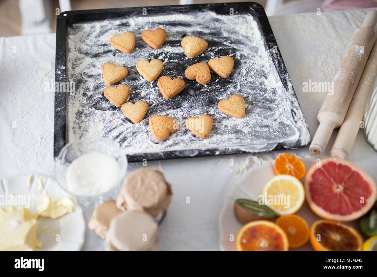 Heart baking form hi-res stock photography and images - Alamy