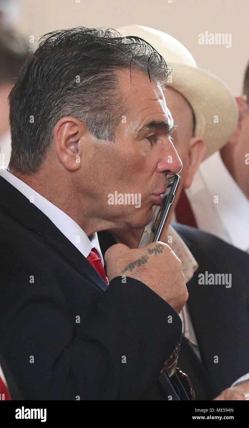 Big Fat Gypsy Wedding Star Paddy Doherty Kisses A Mobile Phone With A
