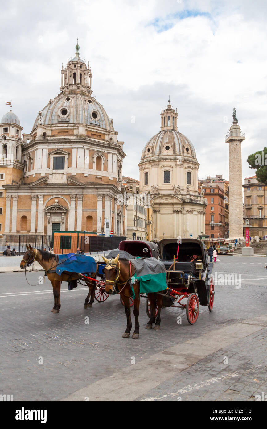 Tourists riding horse drawn carriages hi-res stock photography and ...