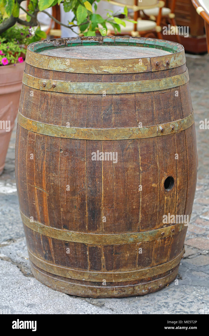 Traditional Big Oak Wood Barrel For Beverage Stock Photo - Alamy