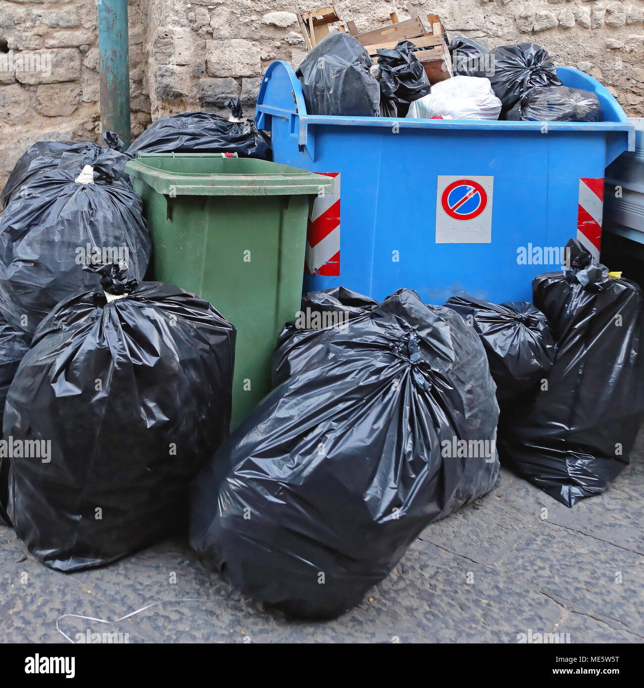 Overfilled garbage hi-res stock photography and images - Alamy