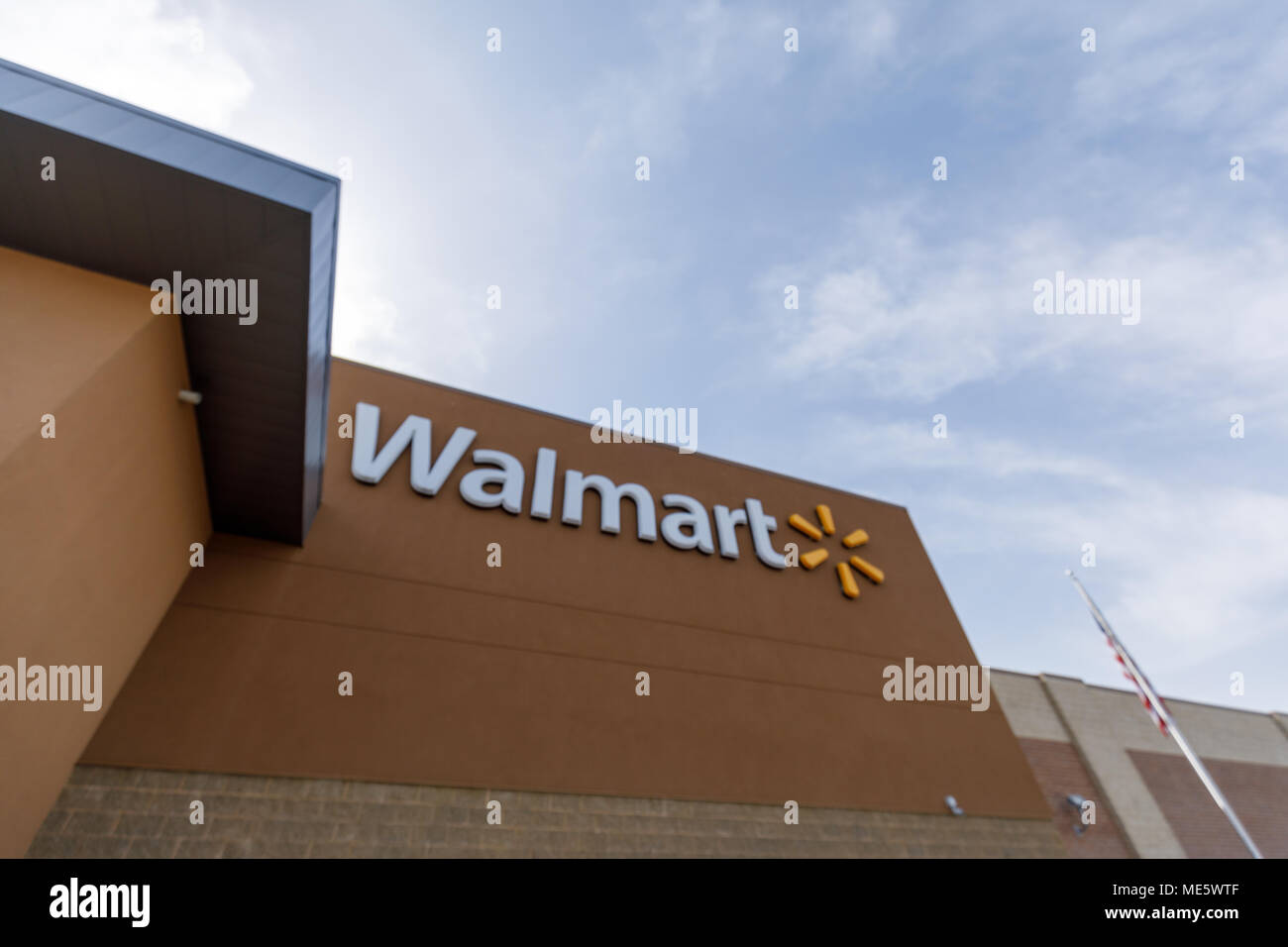 Walmart supercenter interior hi-res stock photography and images - Alamy