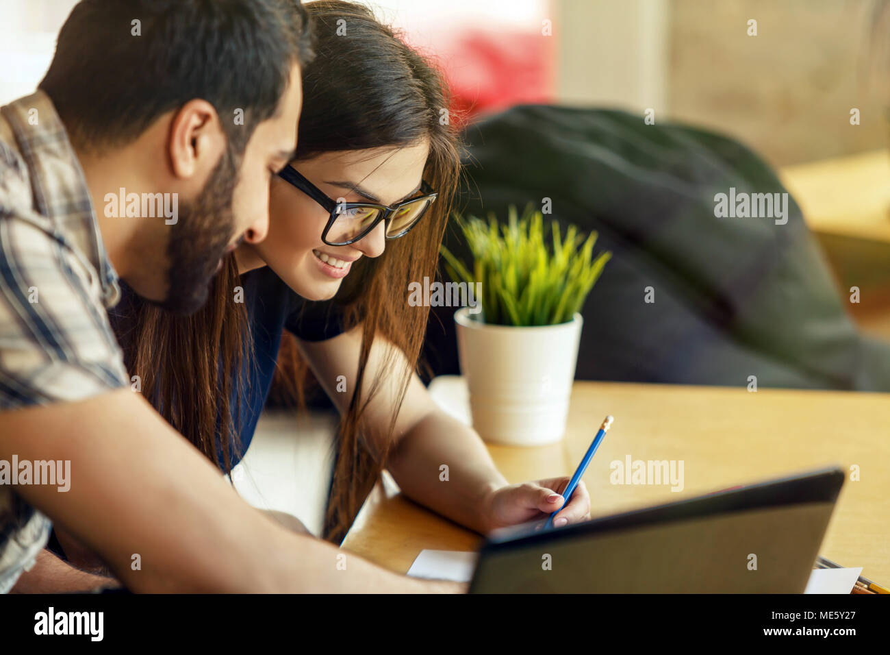 Teamwork moment hi-res stock photography and images - Alamy