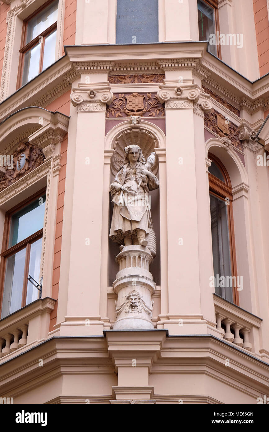Statue house building tower hi-res stock photography and images - Alamy