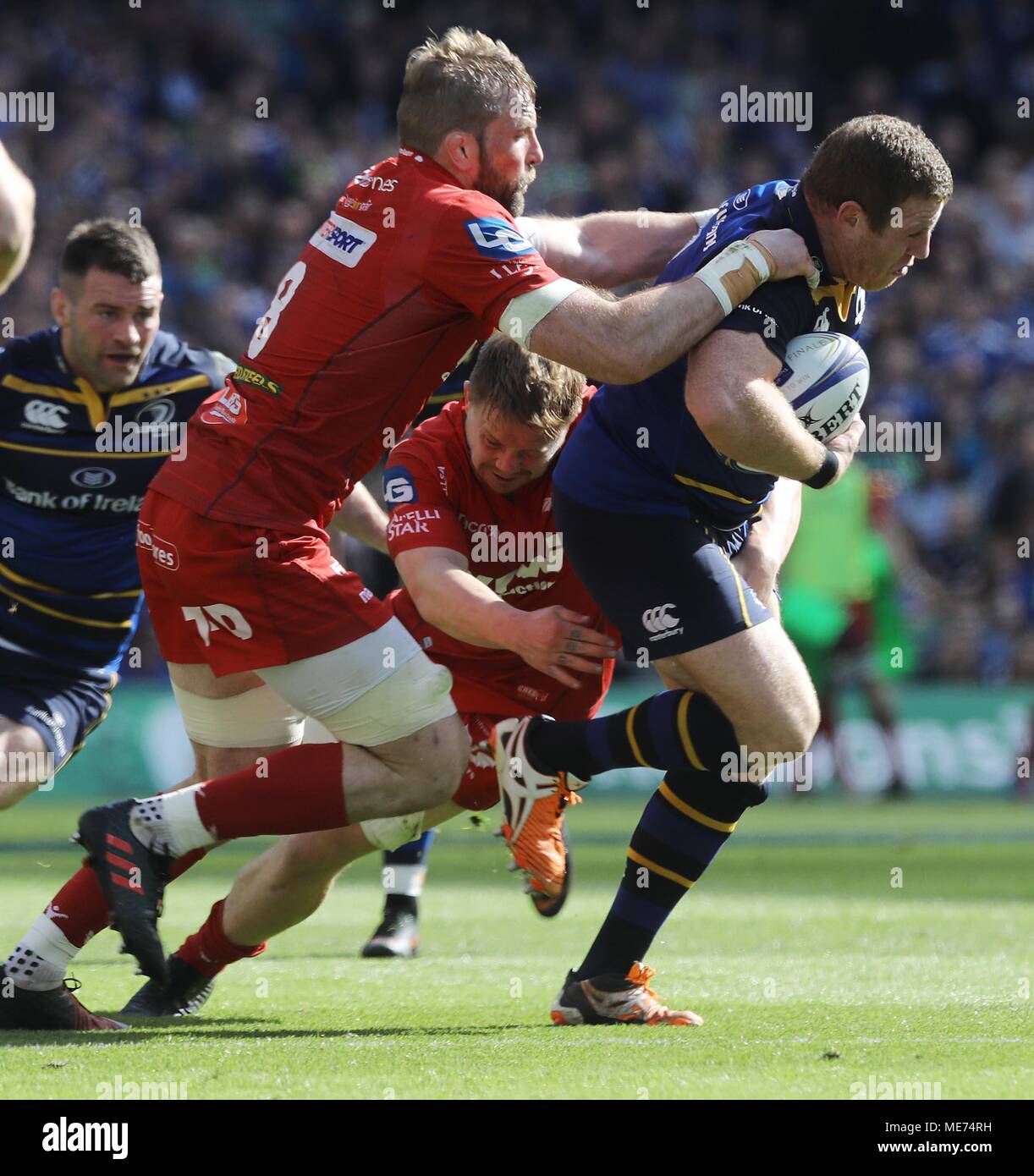 Leinster's Sean Cronin and John Barclay of Scarlets during the European ...