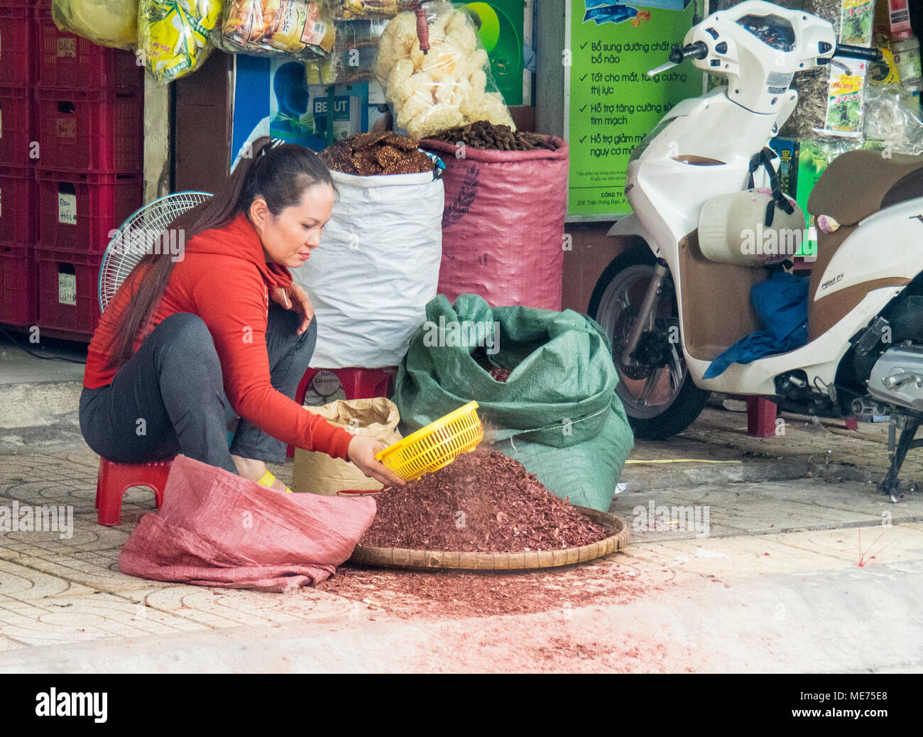 Sifting sieve hi-res stock photography and images - Alamy