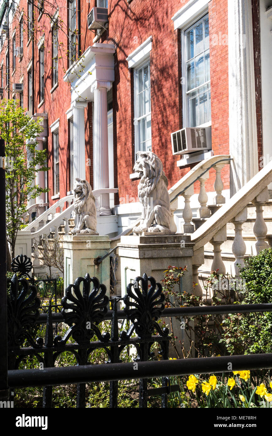 Row of brownstones new york hi-res stock photography and images - Alamy