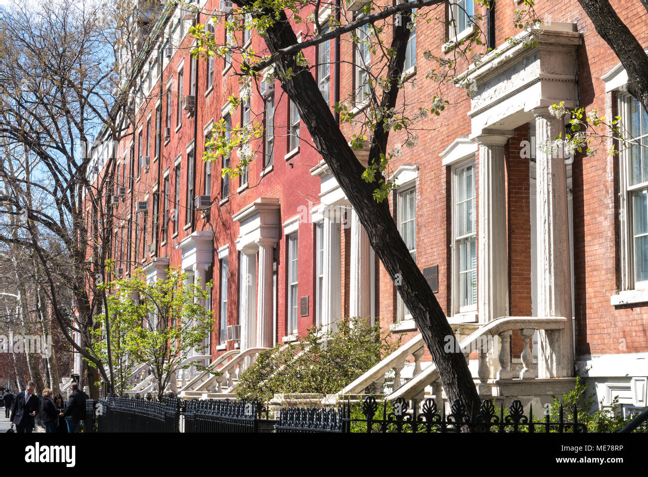 Row of brownstones new york hi-res stock photography and images - Alamy