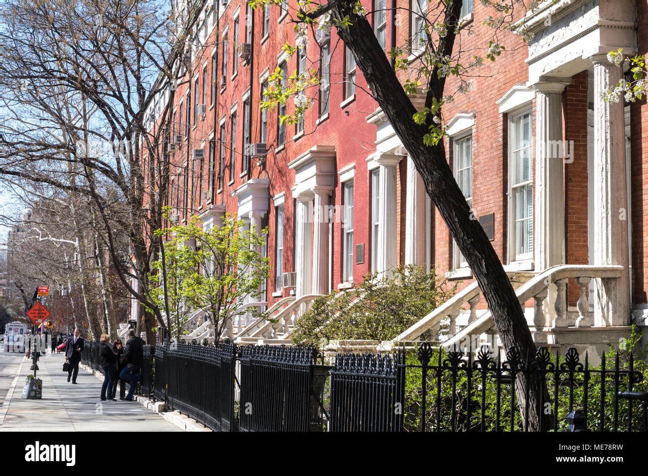 Row of brownstones new york hi-res stock photography and images - Alamy