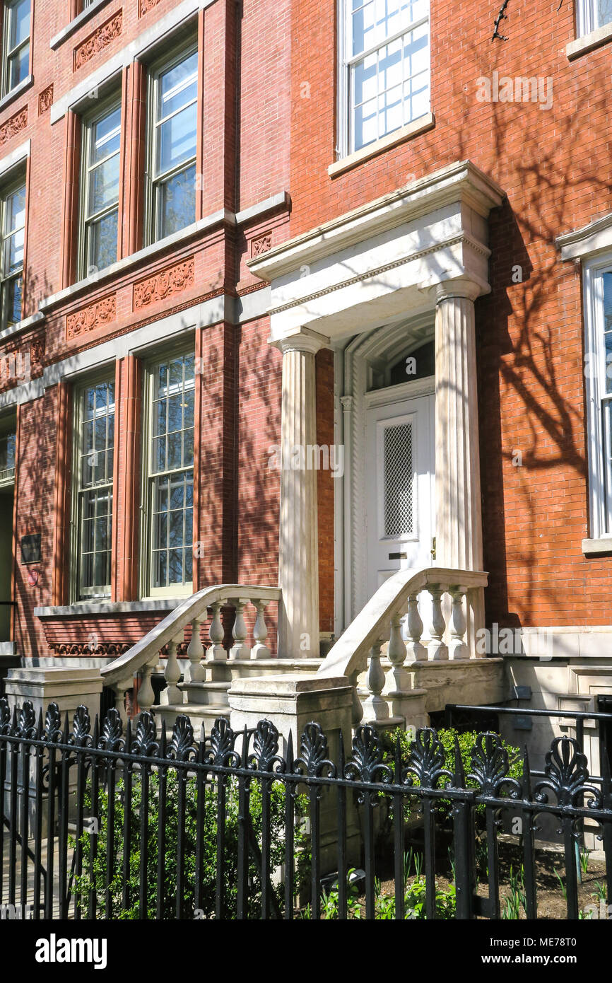 Row of brownstones new york hi-res stock photography and images - Alamy