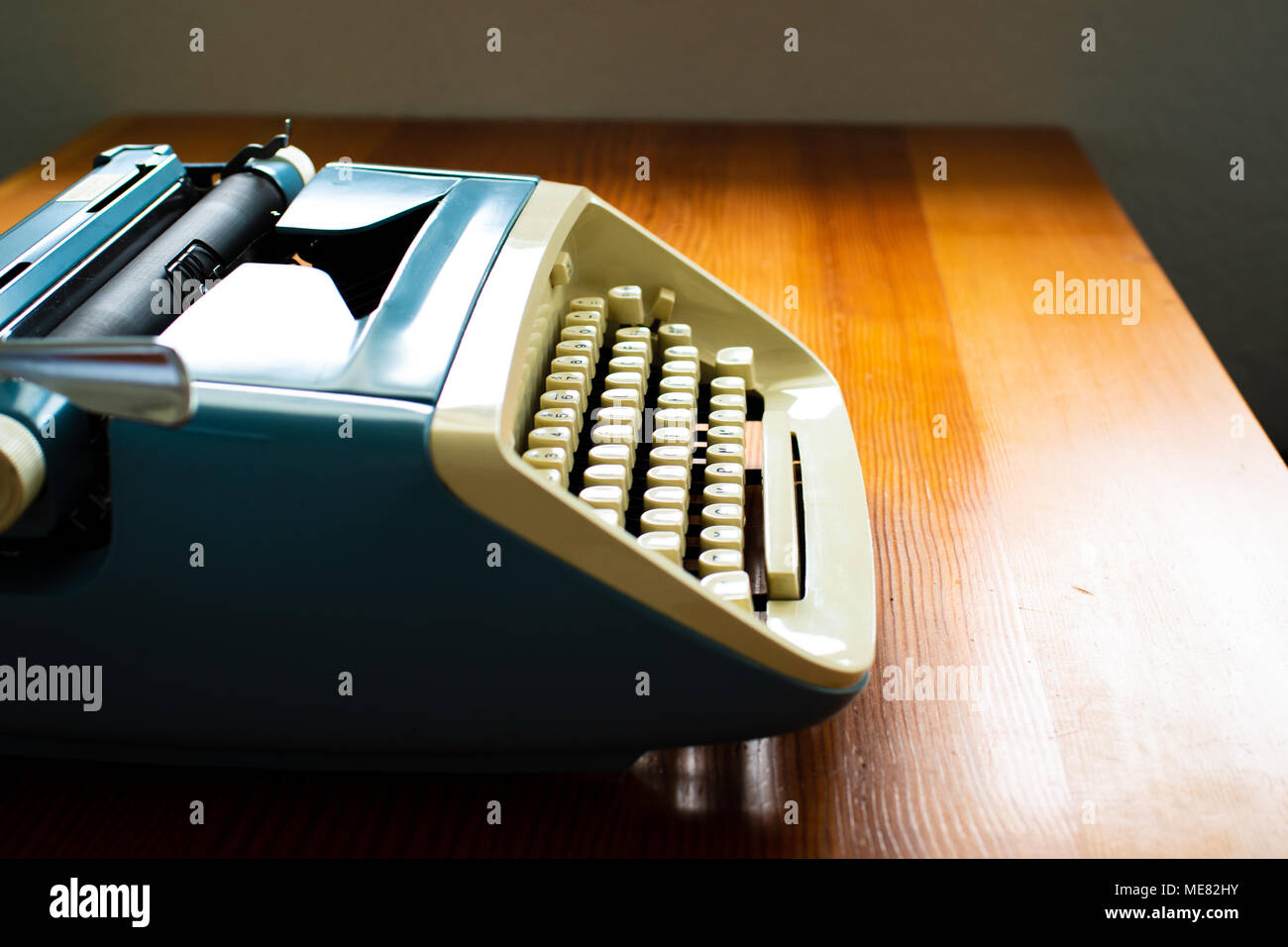Check writer machine hi-res stock photography and images - Alamy