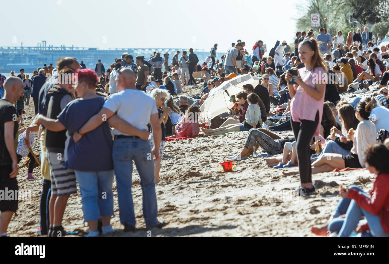 Hamburg, Germany. 21st April, 2018. People enjoy the mild 22 degrees ...
