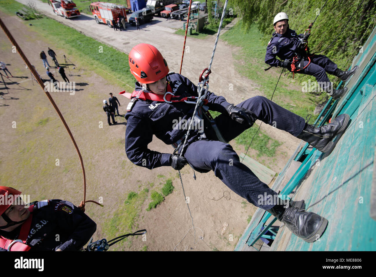 Bucharest, Romania. 21st April, 2018. Firefighters are rappelling and ...