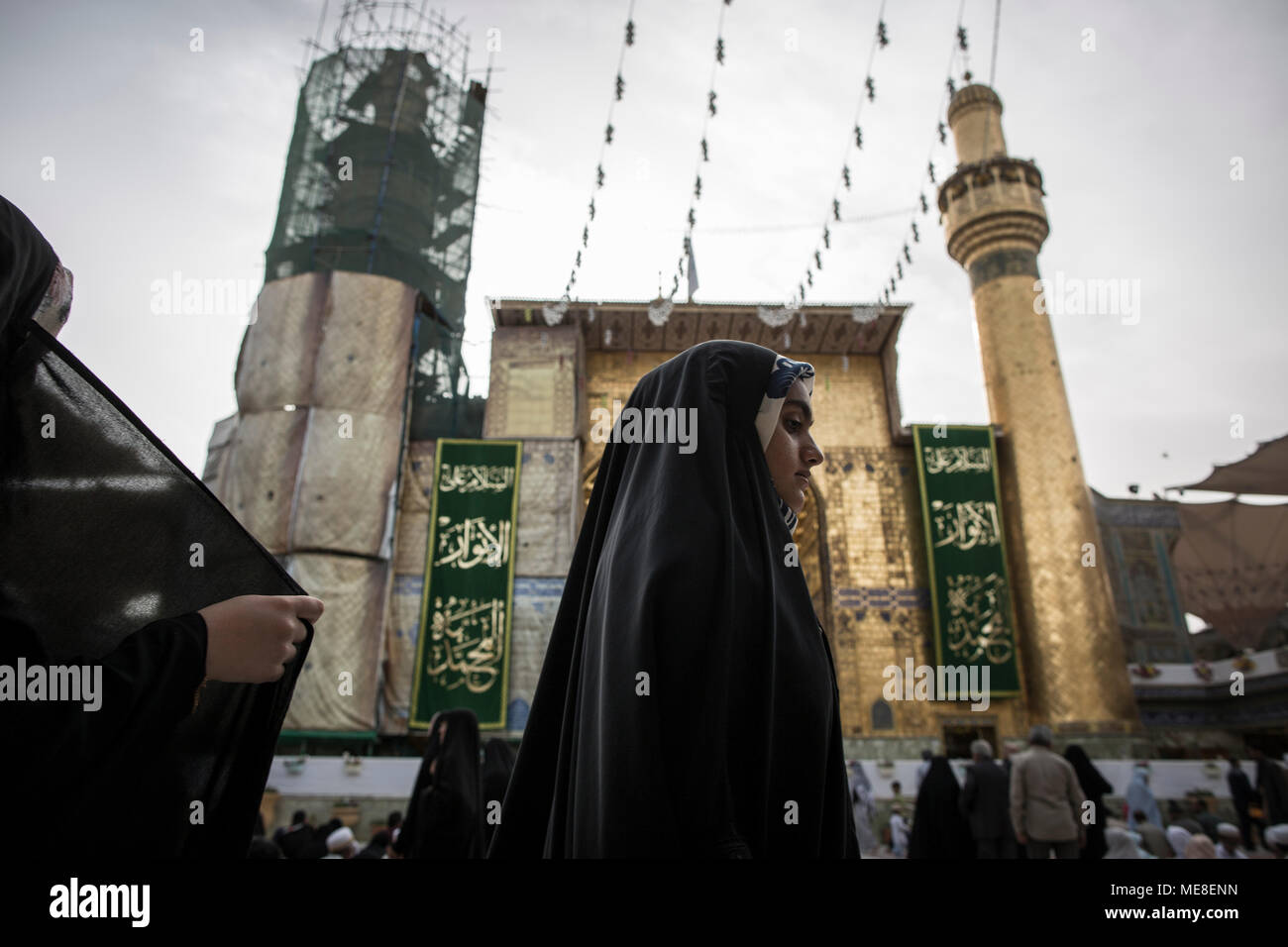 Najaf, Iraq. 21st Apr, 2018. A Shiite Muslim girl walks in the Imam Ali ...