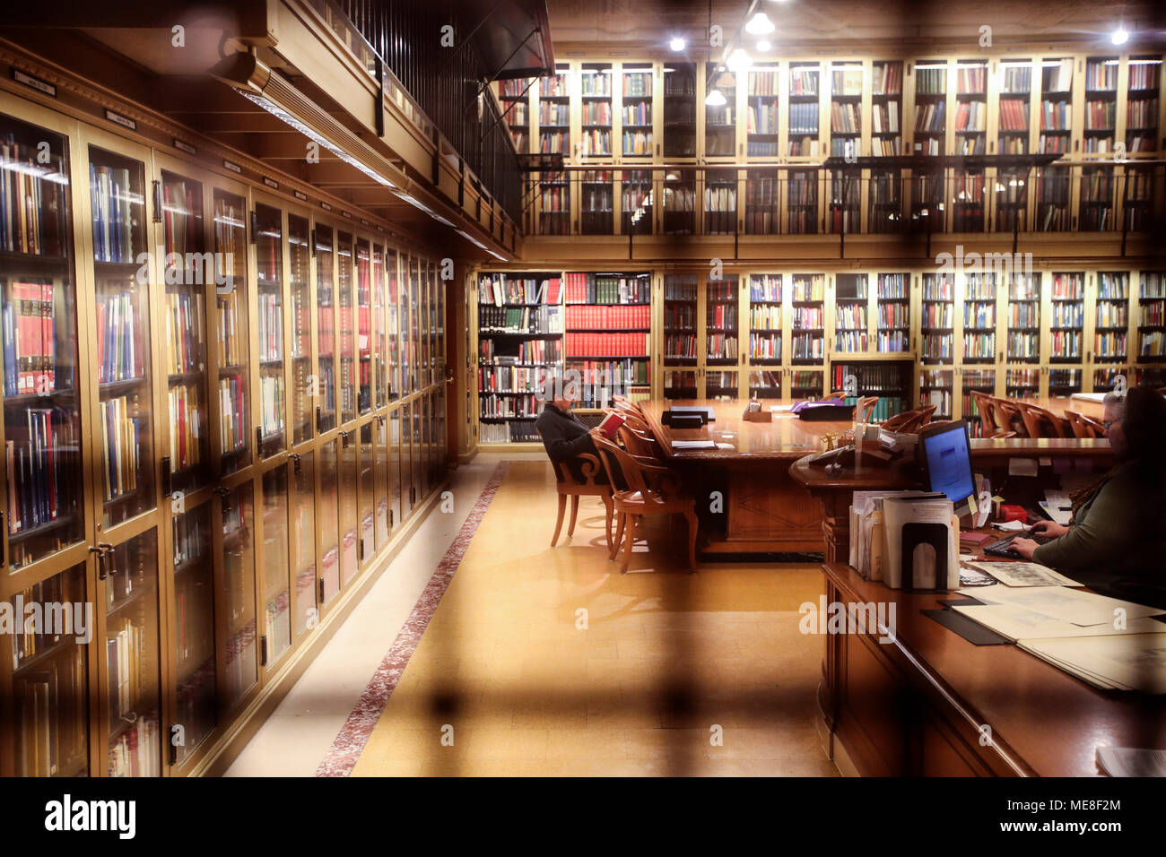 New York, USA. 18th Apr, 2018. A man reads book at a reading room in ...