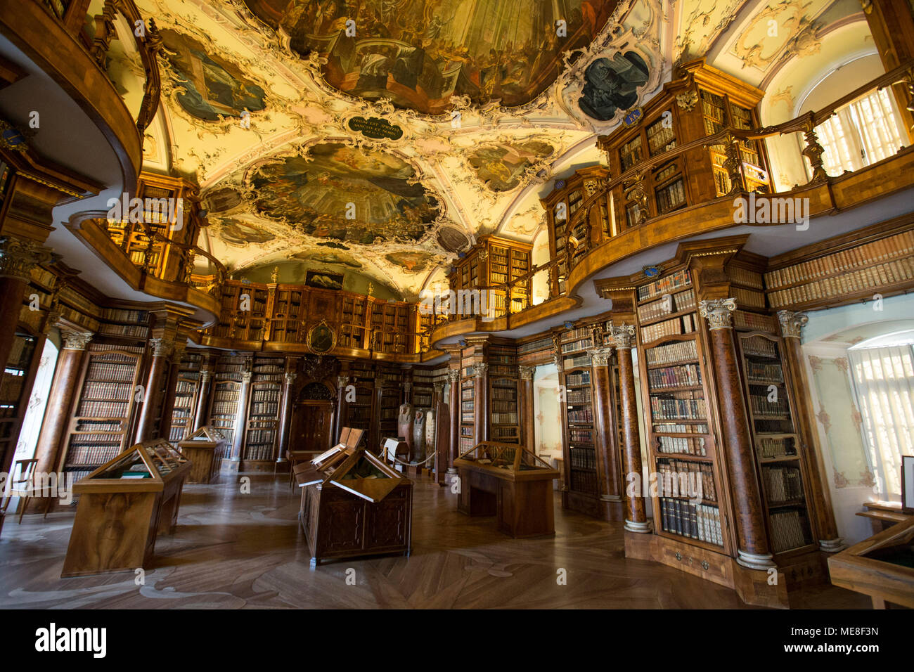 Abbey library hi-res stock photography and images - Alamy