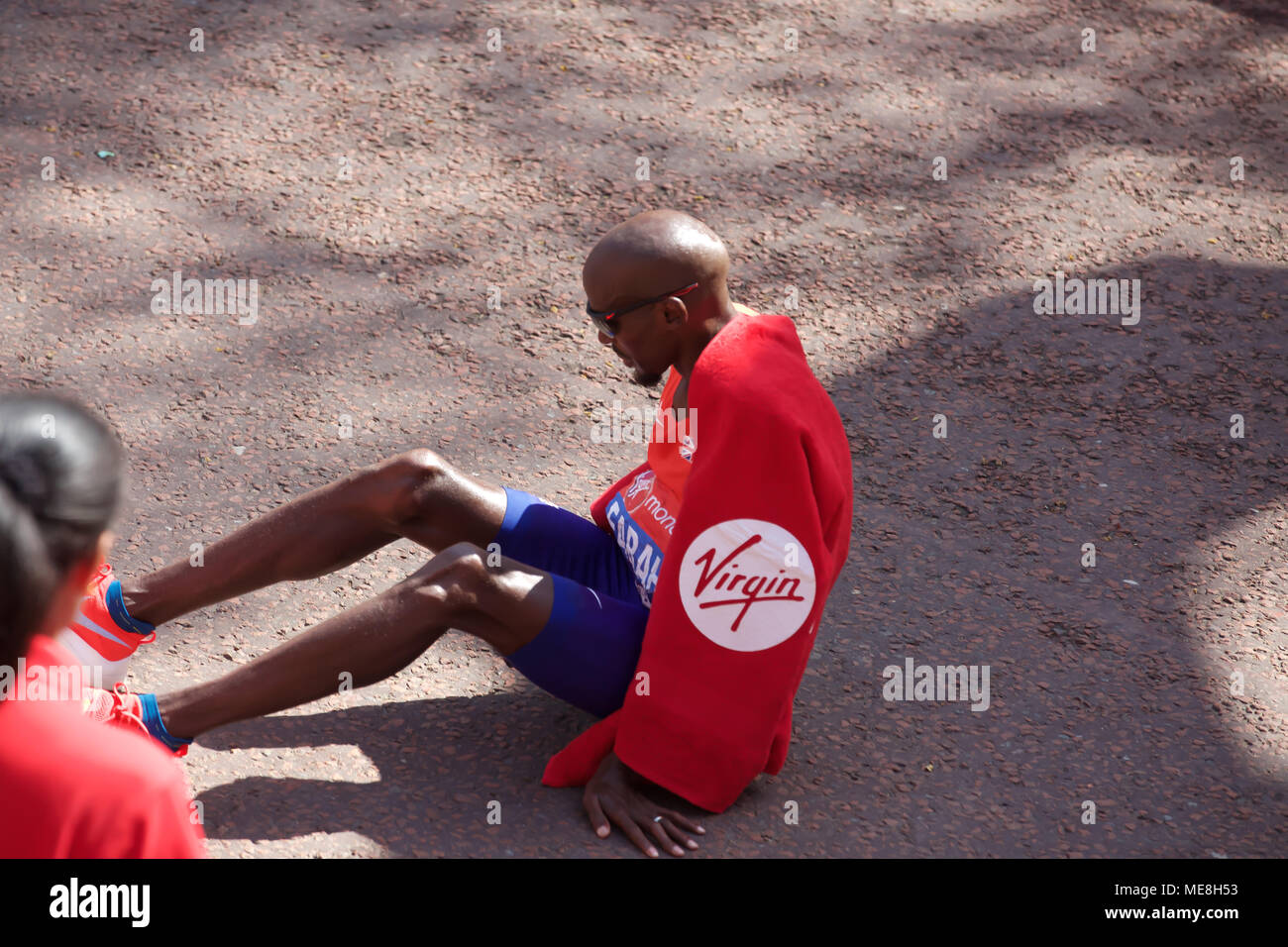 London marathon runner collapses in heat hi-res stock photography and ...