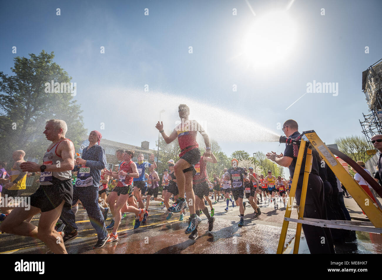 London marathon record heat hi-res stock photography and images - Alamy