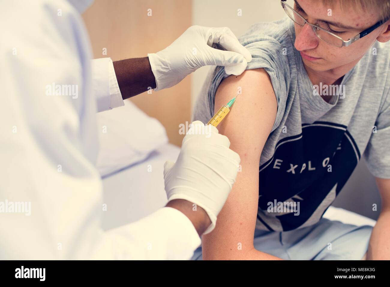 Doctor is preparing a syringe shot Stock Photo - Alamy